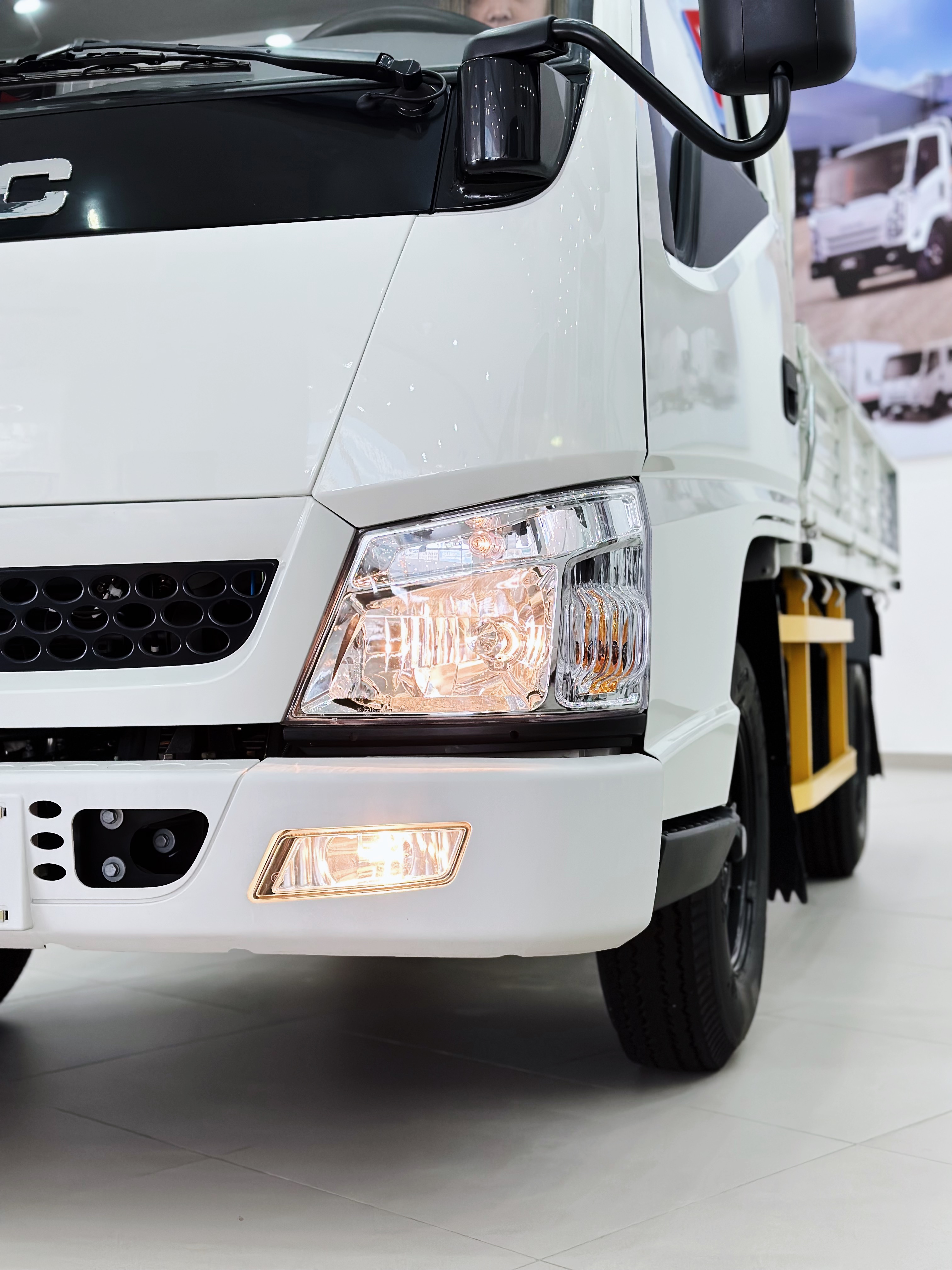 NHR 2TN - CARGO BOX - JMC